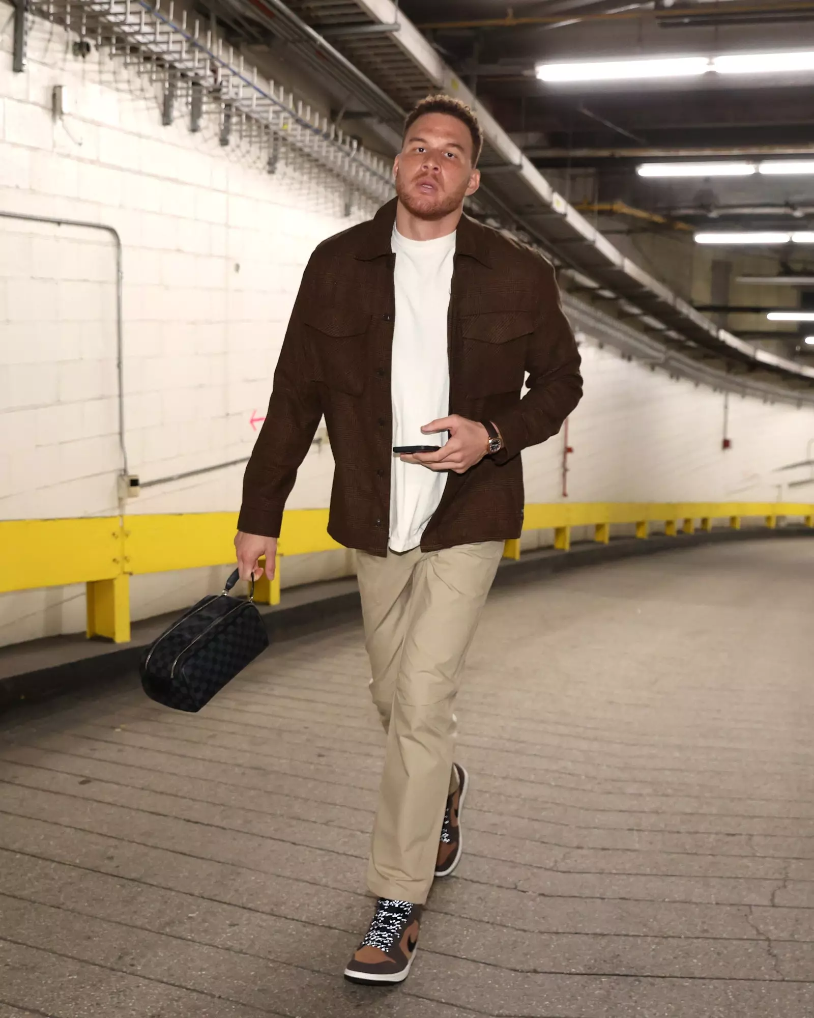 Blake Griffin 2 van de Brooklyn Nets arriveert in de arena voor de wedstrijd tegen de New York Knicks op 6 april 2022 om...