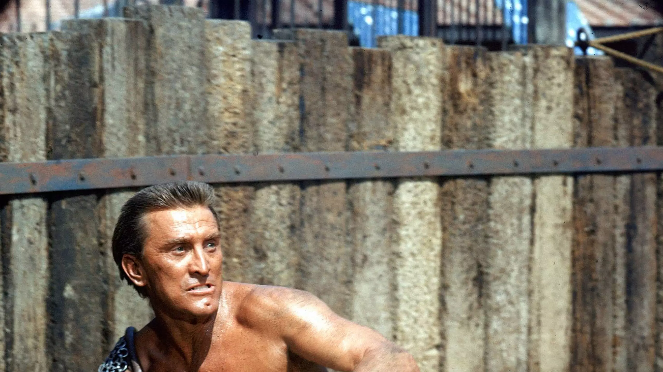 Kirk Douglas ator americano usando proteção de cota de malha no braço direito em uma publicidade ainda emitida para o filme...