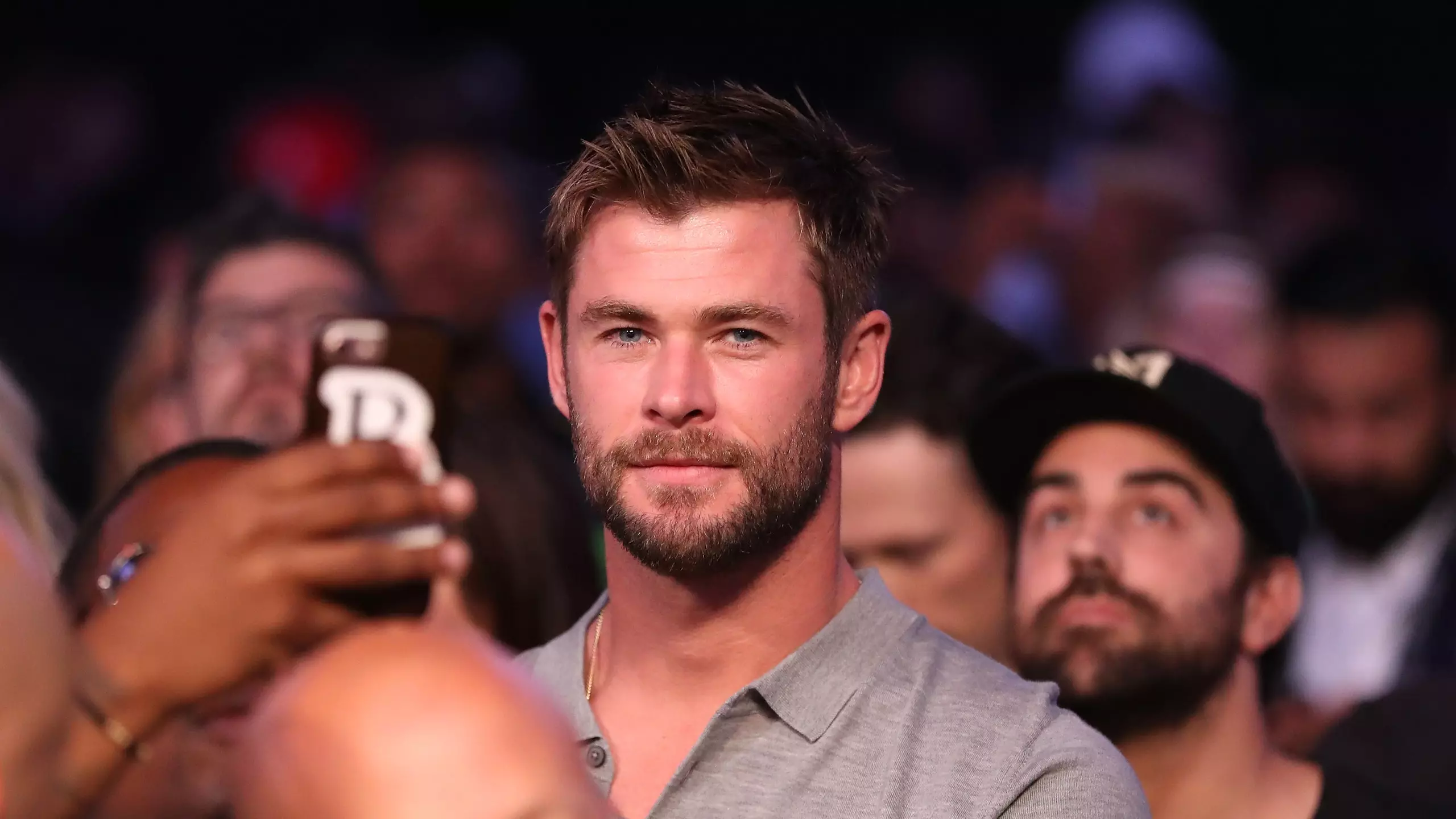 LAS VEGAS NV 26 GUSHT, Aktori Chris Hemsworth merr pjesë në ndeshjen e boksit në peshën e lehtë mes Floyd Mayweather Jr.