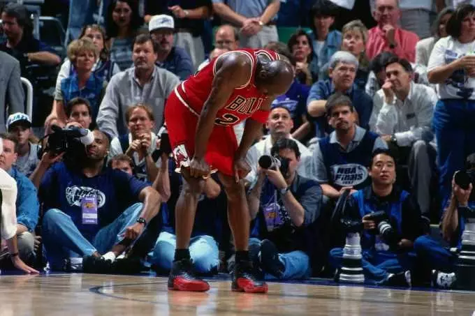 Jordan na Air Jordan XII ya n'oge egwuregwu flu.