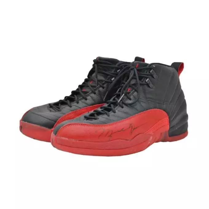 ទាំងនេះគឺជាយន្តហោះ Air Jordan XII ដែលមានហត្ថលេខា ដែលលក់ក្នុងតម្លៃ 104,765 ដុល្លារ។