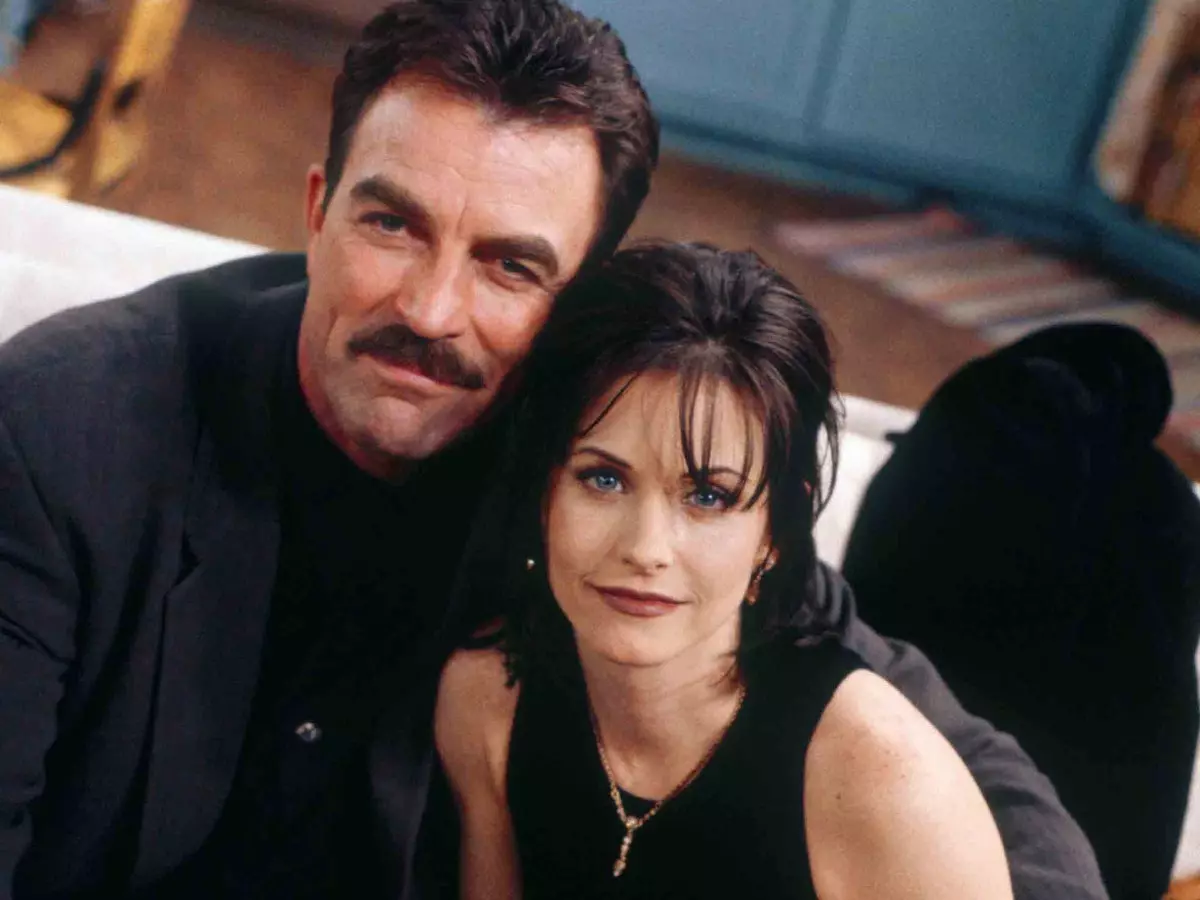 Courtney Cox at Tom Selleck.