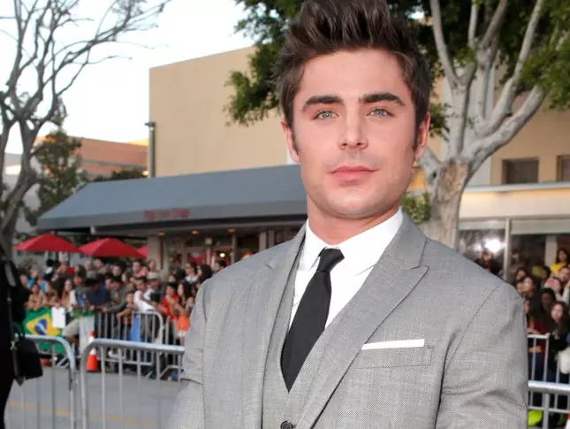 La plej eleganta de la semajno: Zac Efron aŭ Mario Casas?