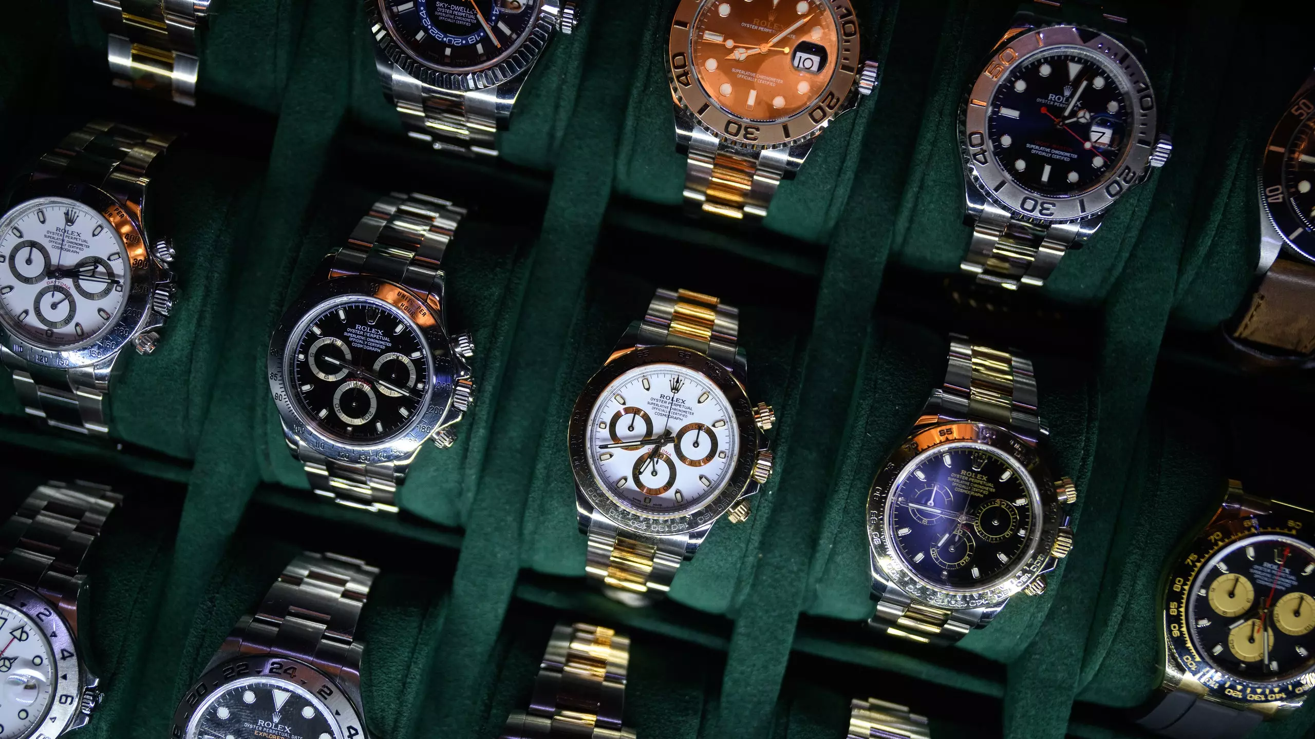 LONDEN ENGELAND 19 MAART 'n Skinkbord Rolex-horlosies word op 19 Maart 2022 op 'n handelaar se staanplek by die London Watch Show gesien...