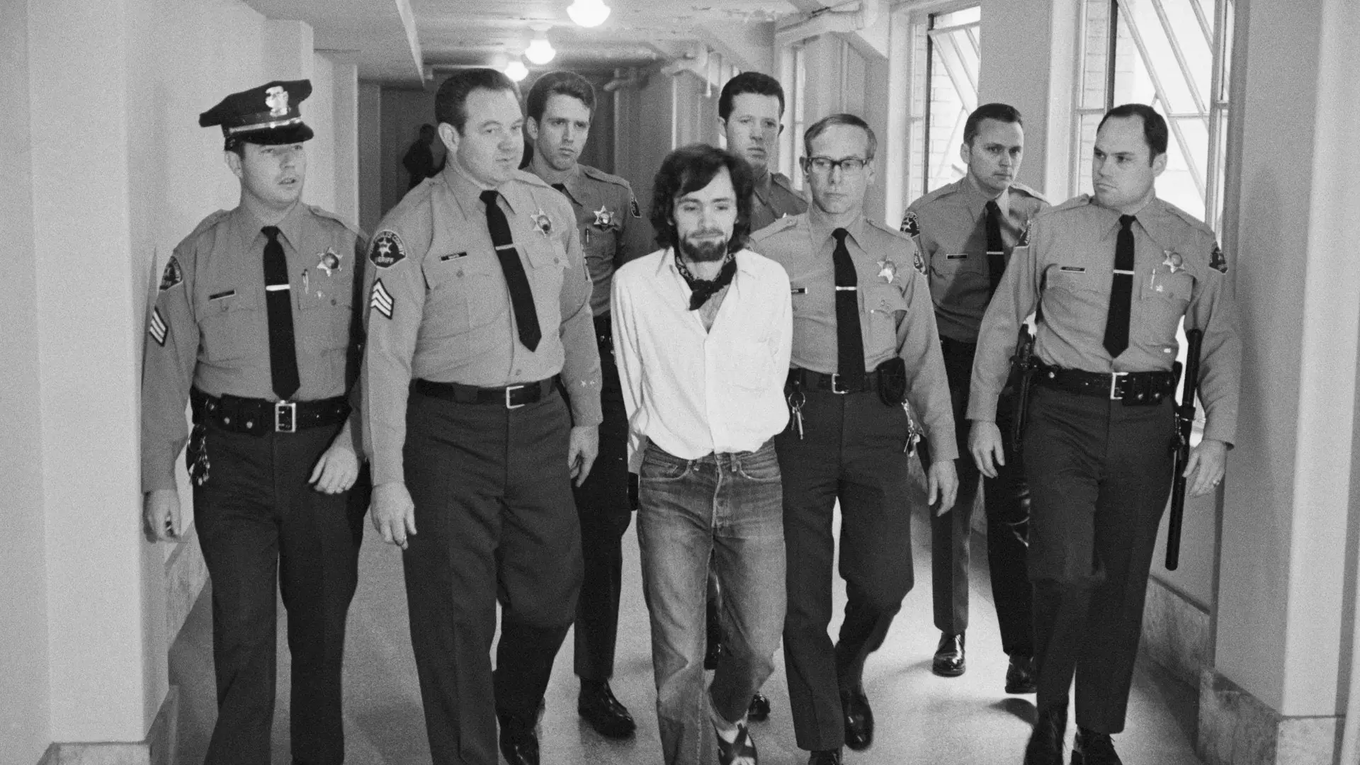 Charles Manson រឿងរ៉ាវនៃឃាតករ macabre ដែលមិនដែលបានសម្លាប់នរណាម្នាក់