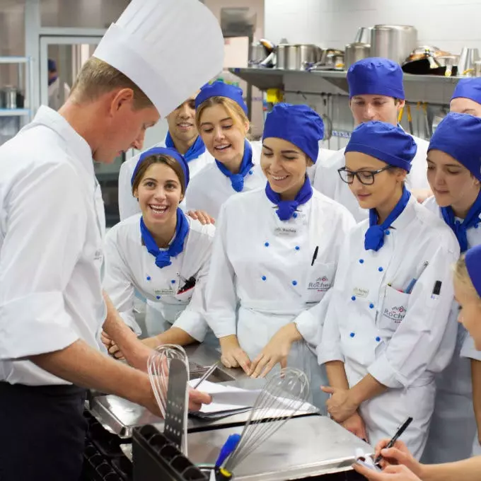 Kampus ini penuh dengan restoran dan dapur tempat mereka berlatih membuat kue dan lain-lain. Itu bukan sekolah...