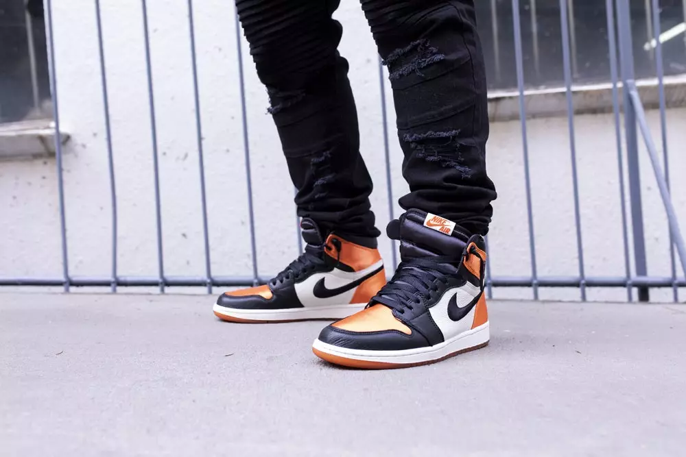 Air Jordan 1 Retro High Satin mebiri azụ azụ