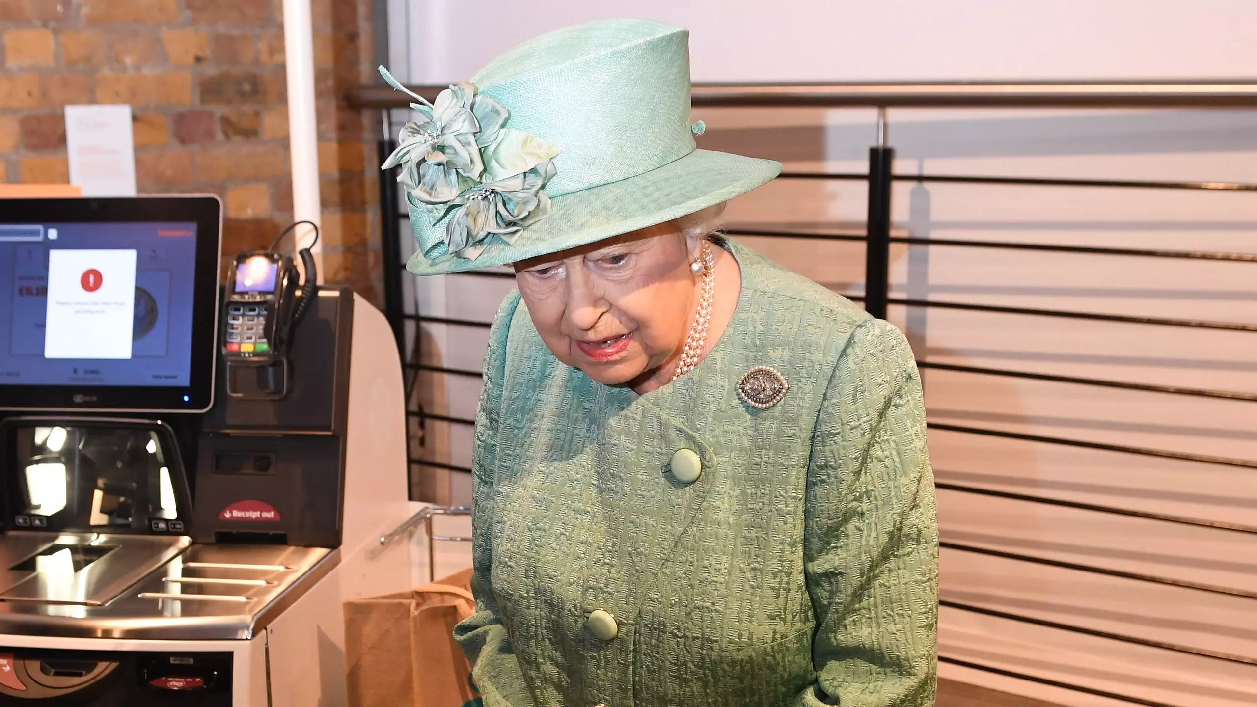 LONDON ENGLAND MAIG 22 Queen Elizabeth II visites a popup Sainsbury's store on el lloc on l'original stores to...