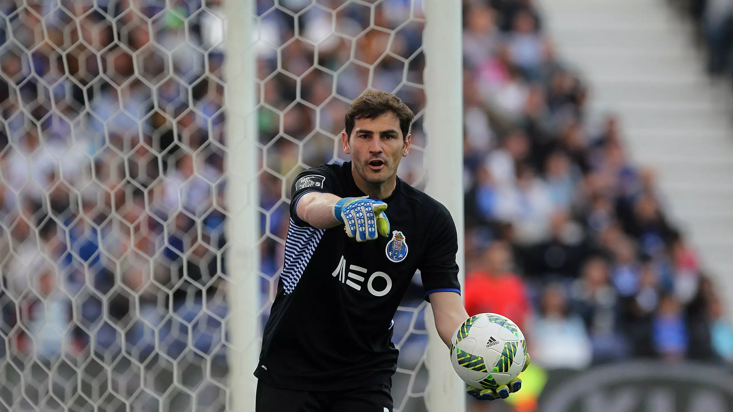 O le leoleo Sipaniolo o Porto Iker Casillas i le gaioiga i le taimi o le Premier League 201516 taʻaloga i le va o FC Porto ma Sporting ...