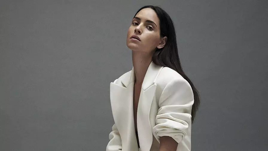 Adria Arjona 6 šešėliniame interviu GQ Spain