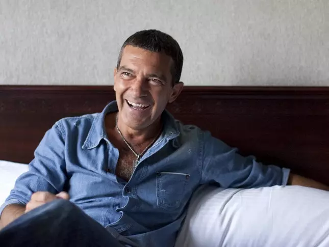 พวกเขามองเราออกไปอย่างไร โดย Antonio Banderas