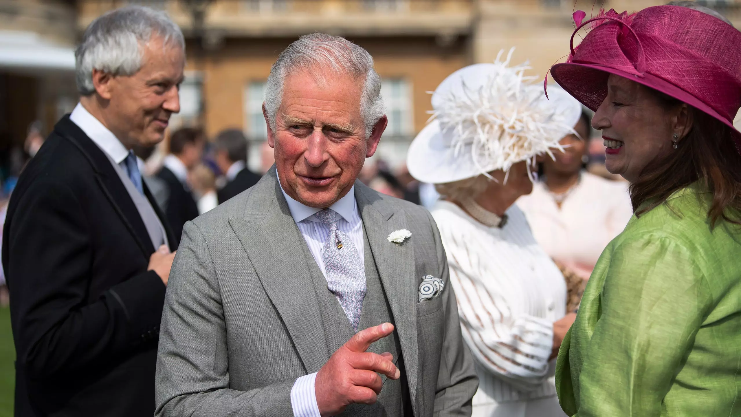 Książę Walii podczas przyjęcia w ogrodzie w Pałacu Buckingham w Londynie. Podpis lokalny.