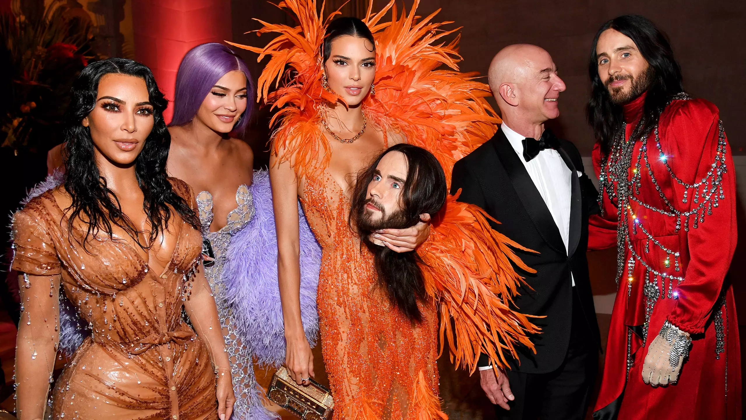 Kim Kardashian Kylie và Kendall Jenner Jeff Bezos và Jared Leto trong sự kiện MET Gala 2019.