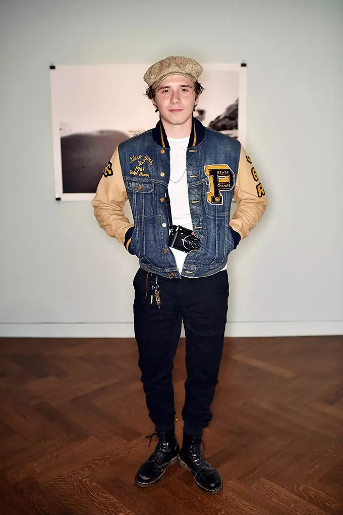 Brooklyn Beckham puikiai atrodo, kad galėtų vykti į kelionę fotografuoti