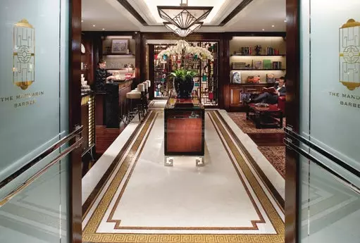 Dünyanın en seçkin otellerinden biri olan Mandarin Oriental Hong Kong otelinin berberi