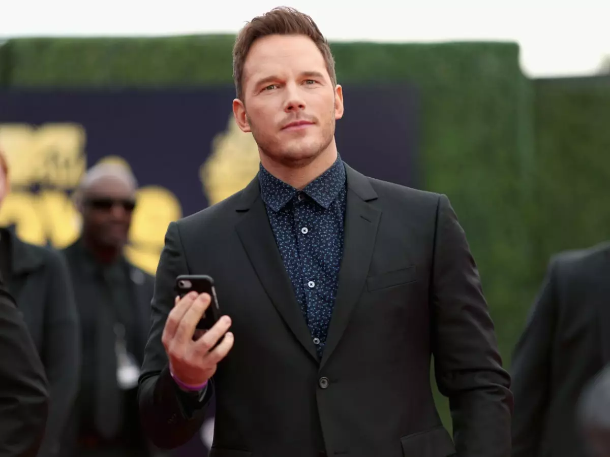 Chris Pratt ngagaduhan metode anu sampurna pikeun mandi di pésta tanpa saha waé anu terang