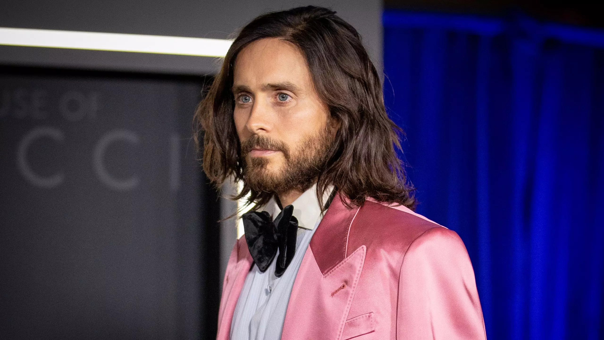 LOS ANGELES CALIFORNIA NOBYEMBRE 18 Si Jared Leto mitambong sa premiere sa Los Angeles sa 'House of Gucci' sa MGM sa Academy...