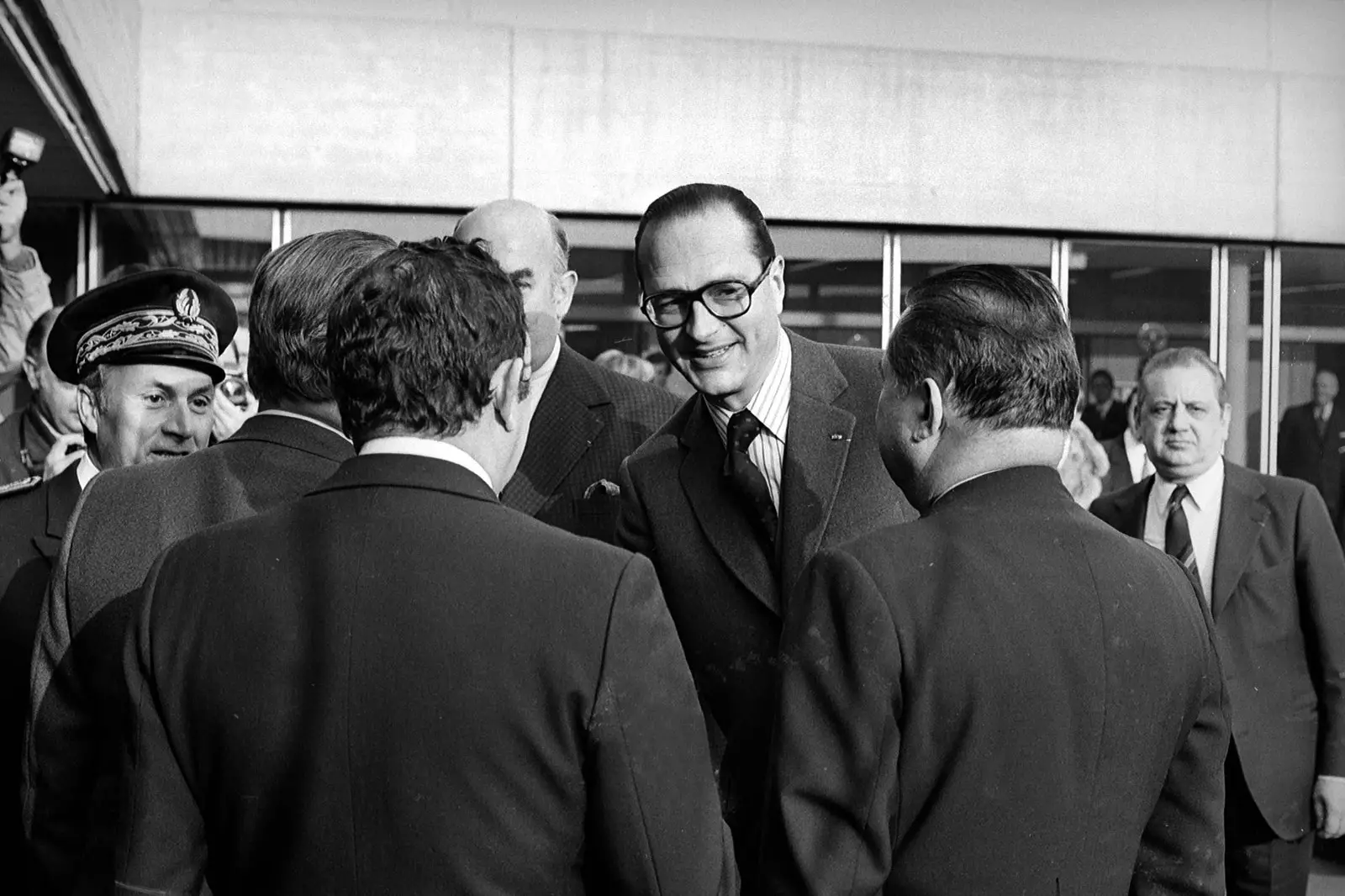 AN FHRAINC 1975 Jacques Chirac Príomh-Aire ag teacht chuig an dara Comh-Aireachta díláraithe. Riamh i mí Feabhra 1975. JAC8055A.