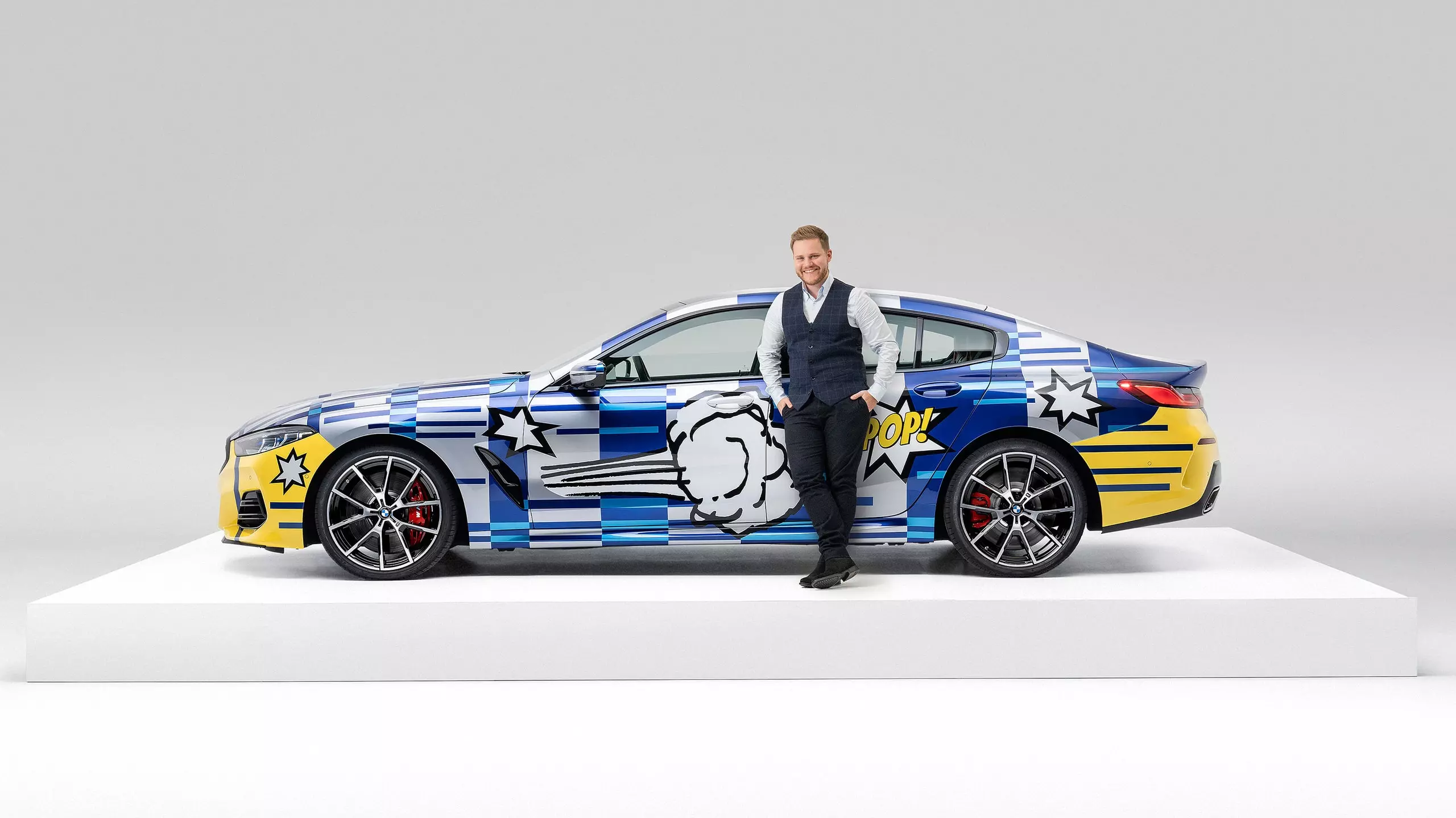 Der BMW 8 x Jeff Koons jẹ ein Kunstwerk fun kú Straße.