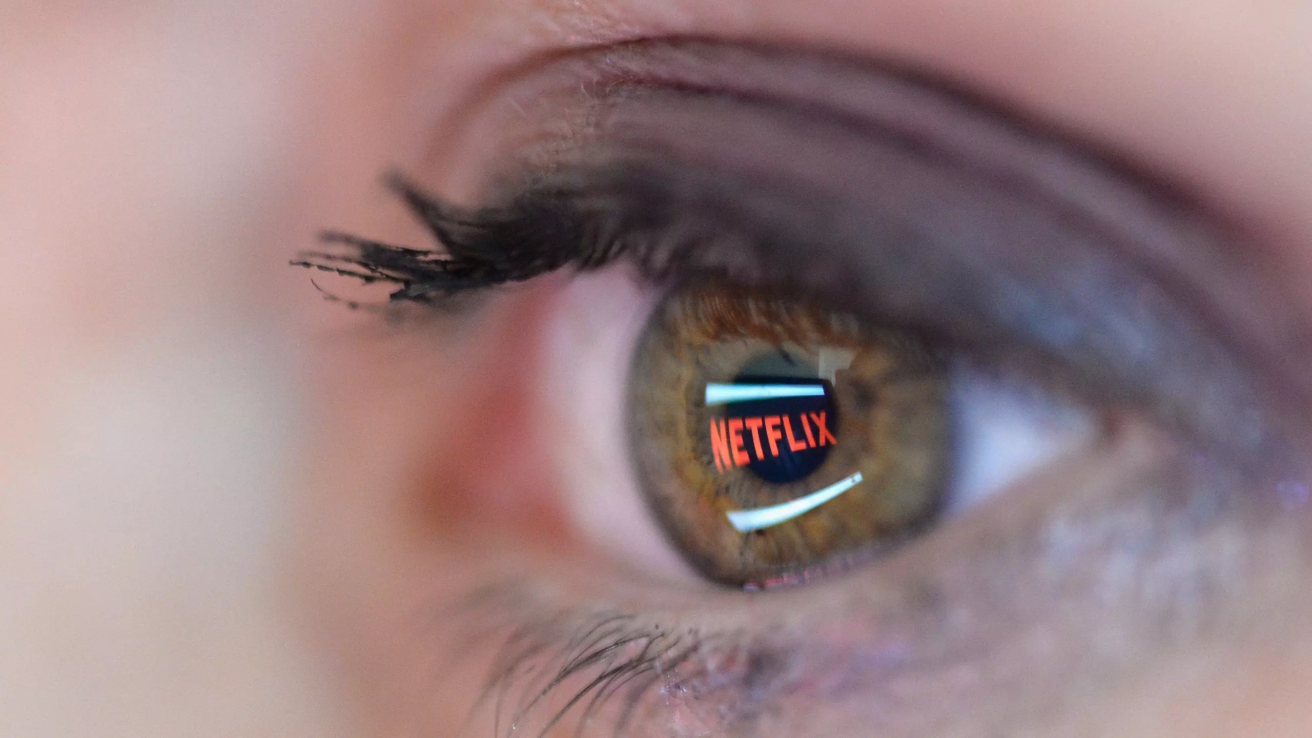 PARIS FRANCE 19 SEPTEMBER Dalam ilustrasi foto ini, logo Netflix terpancar di mata seorang wanita pada September...