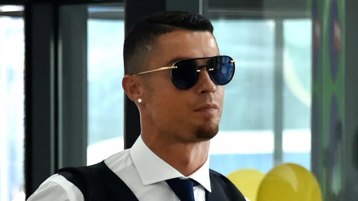 Ní thugann tú faoi deara é mar ní féidir leat ach breathnú ar na spéaclaí ach tá Cristiano an-bhrónach.