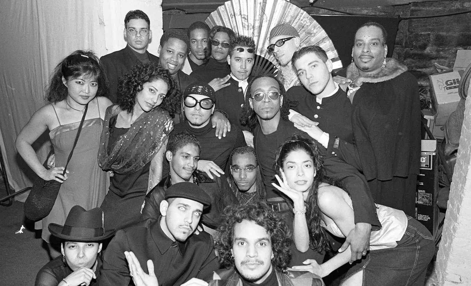 Para penari Hctor Xtravaganza Caridad de la Luz dan Willi Ninja dikelilingi oleh 'kru' mereka di tahun 90-an.