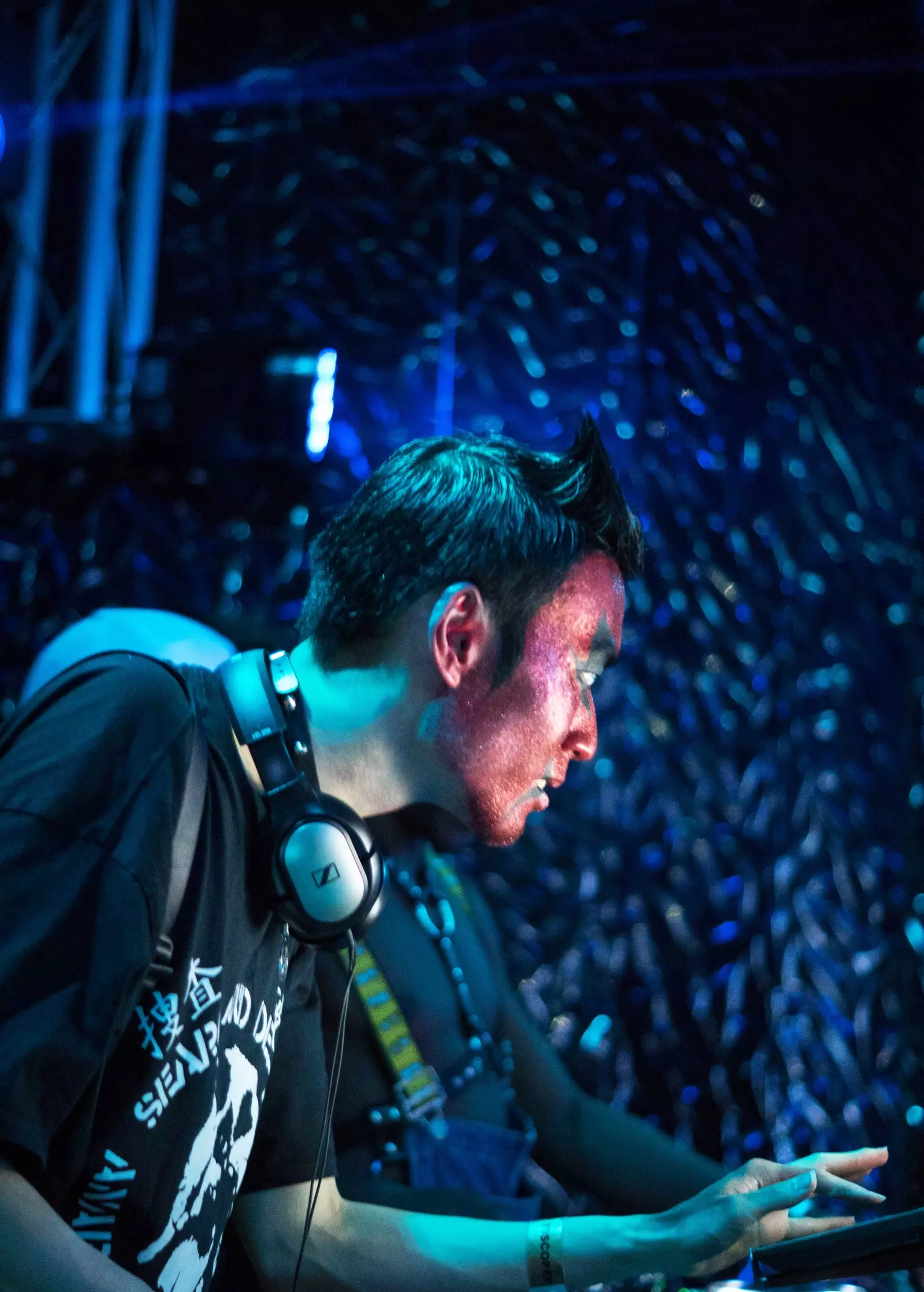 DJ Chenta Tsai iz 'kiki žoge' skupine Glitter Plastic.