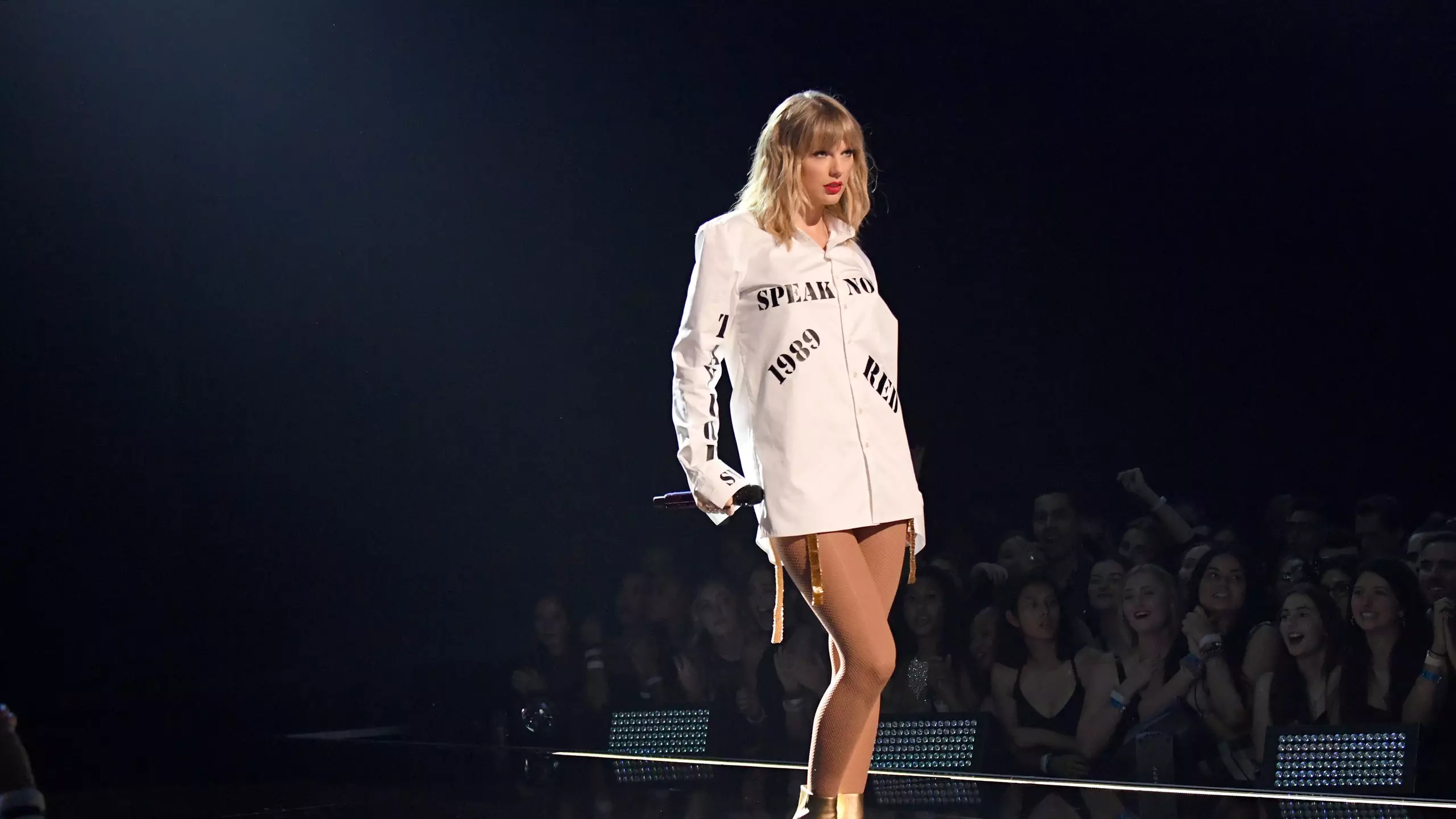 LOS ANGELES CALIFORNIA NOVEMBER 24 Taylor Swift performs onstage during the 2019 American Music Awards at Microsoft...