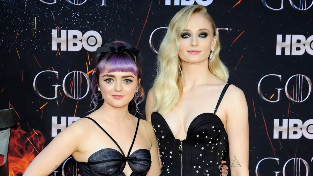 Maisie Williams kpugheere Sophie Turner n'ihu ụwa dum