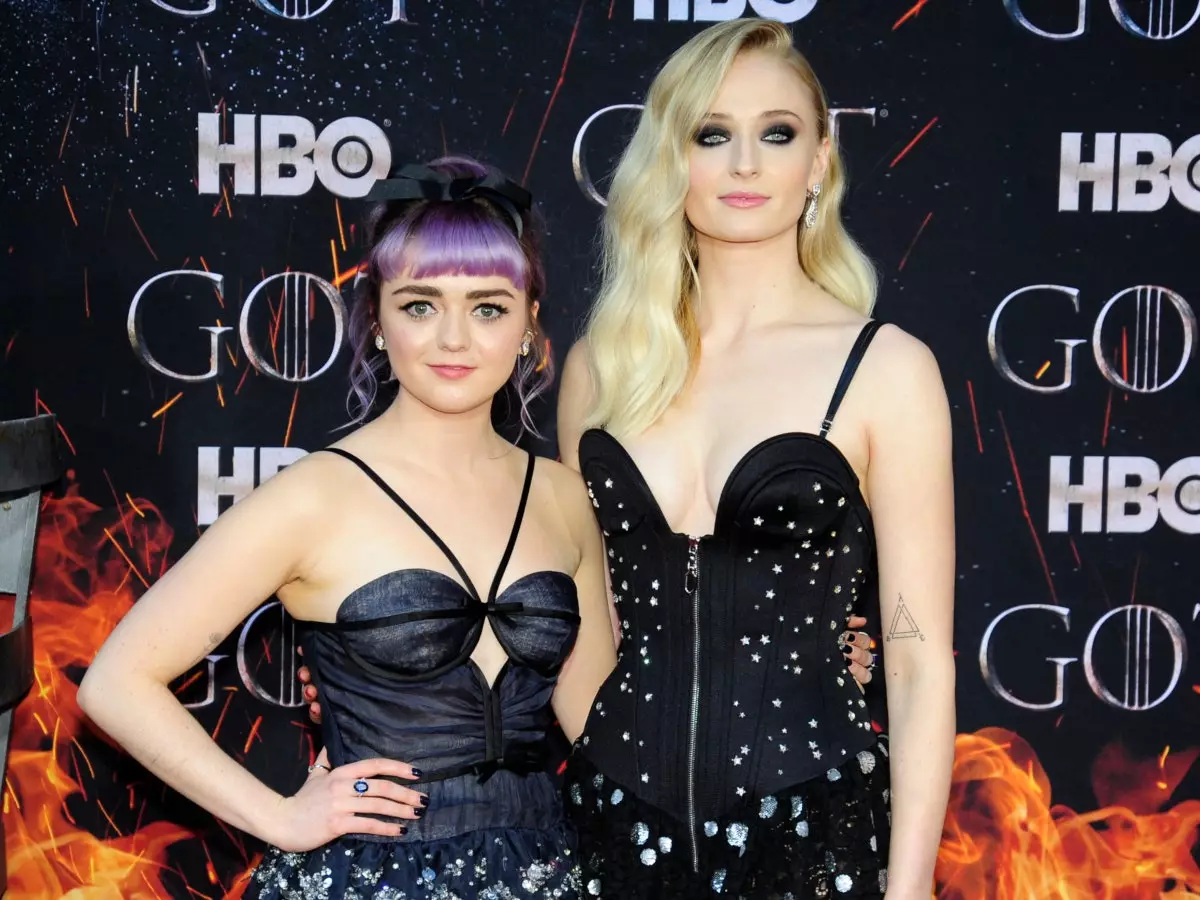 Maisie Williams ndi Sophie Turner.