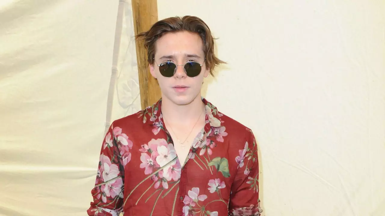 Brooklyn Beckham آپ کو دکھاتا ہے کہ Coachella میں کامیابی کے لیے چار لباس (لفظی) کافی ہیں۔