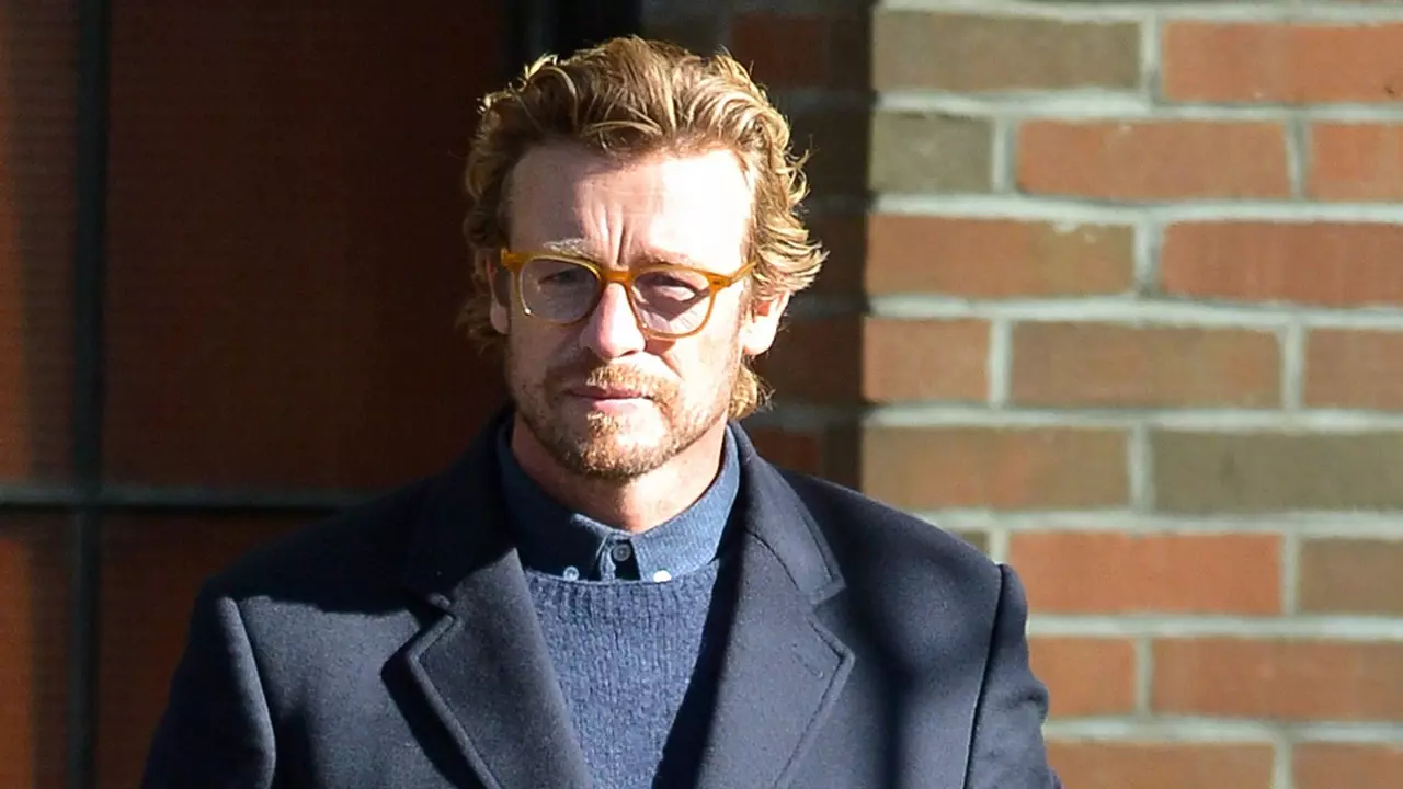 Simon Baker se voorkoms is net wat jy moet dra as jy nie weet of dit lente of die Siberiese kouegolf is nie