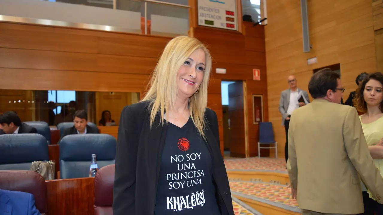 Cristina Cifuentes bærer en 'Game of Thrones'-t-shirt til Madrid-forsamlingen, fordi hun også vil være en meme