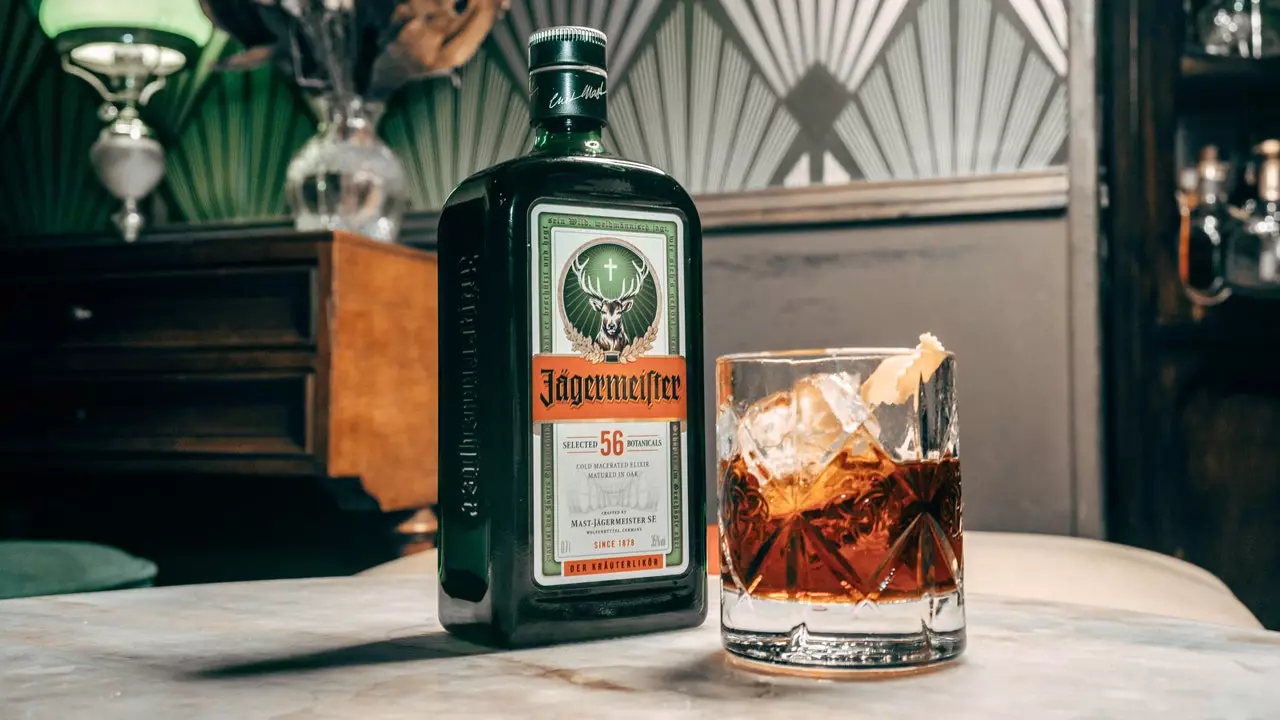 Bii o ṣe le fi lilọ si awọn cocktails Ayebaye rẹ pẹlu Jägermeister