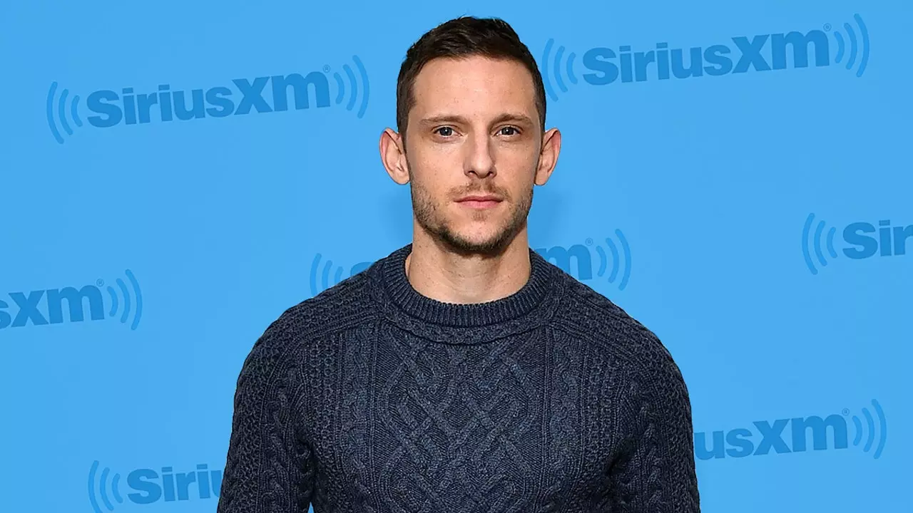 Jamie Bell ima videz, v katerem bi morali preživeti vso zimo