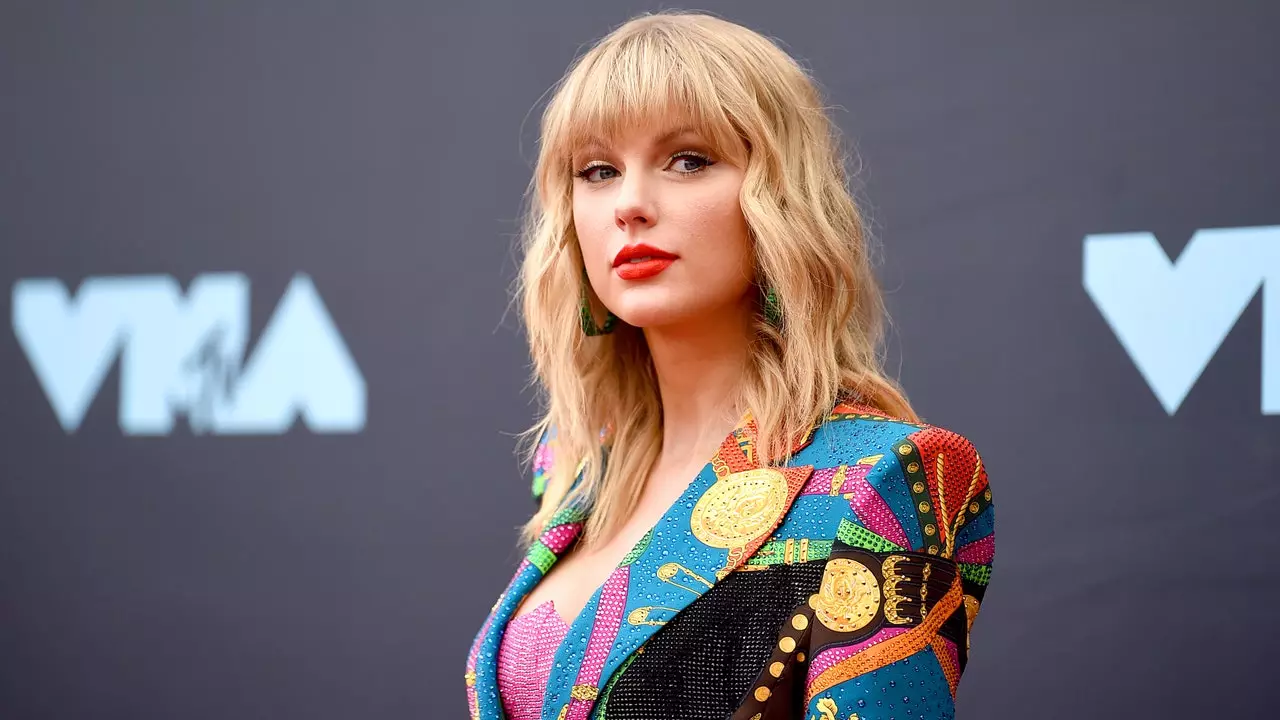 Taylor Swift di şerê li dijî etîketa xwe de bi ser dikeve û dê bikaribe stranên xwe yên kevn li AMAs bike.
