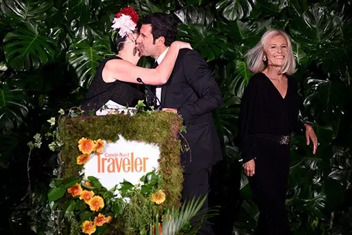 Luis Figo kysser Rossy de Palma foran Sandra del Ríos opmærksomme blik.