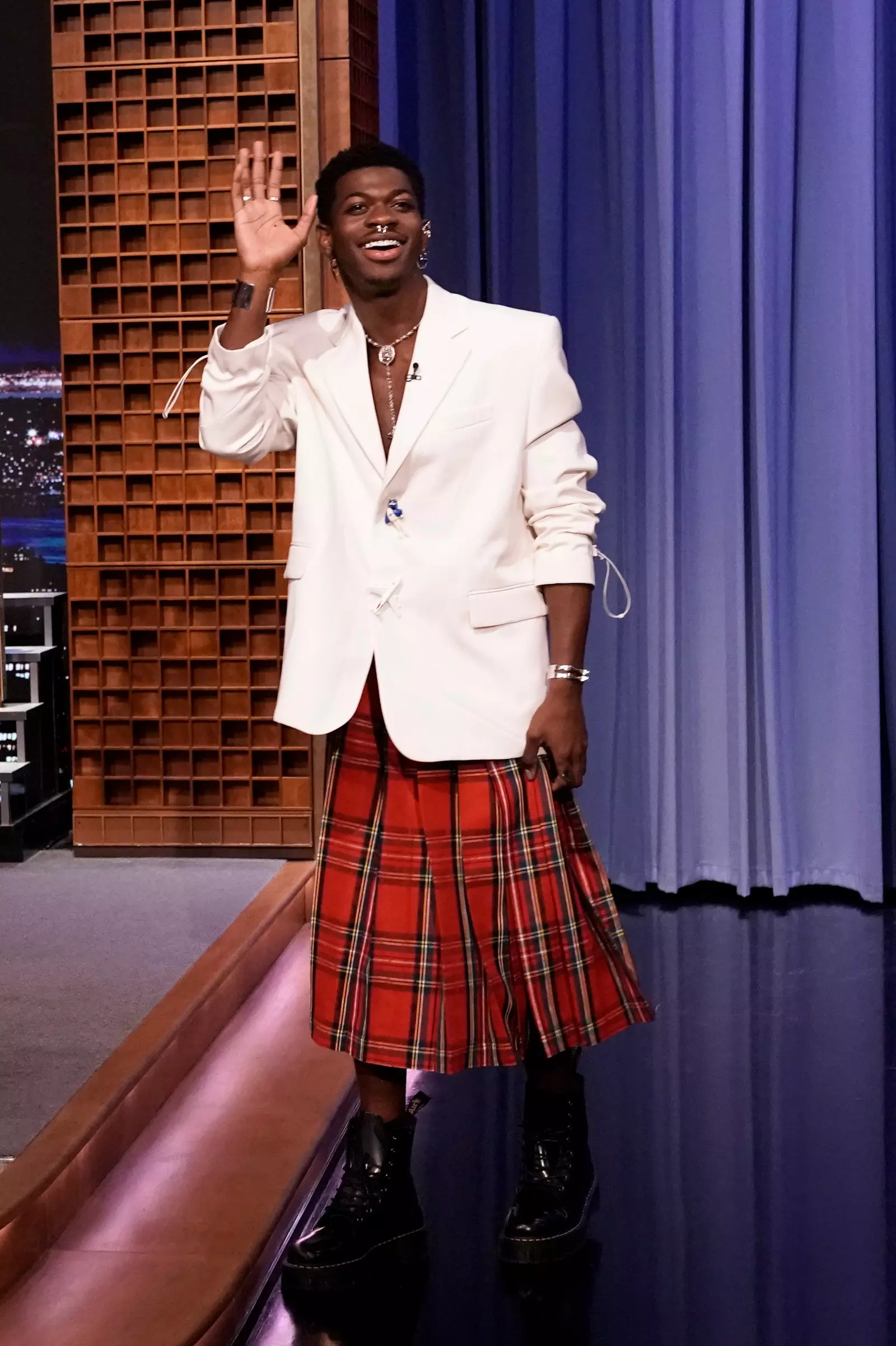 Lil Nas X ar The Tonight Show le Jimmy Fallon i sciorta Louis Vuitton.