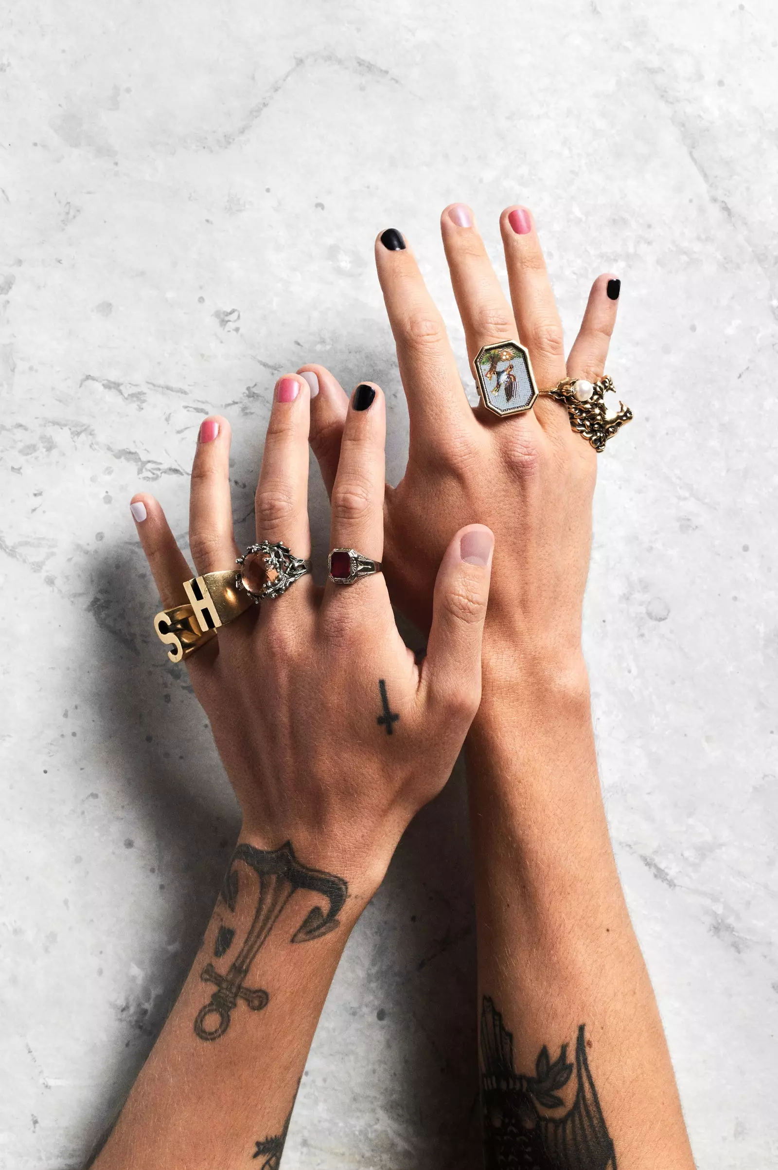 Bild kann Haut enthalten Menschliche Person Hand Tattoo Schmuck Accessoires Accessoires Ring und Finger