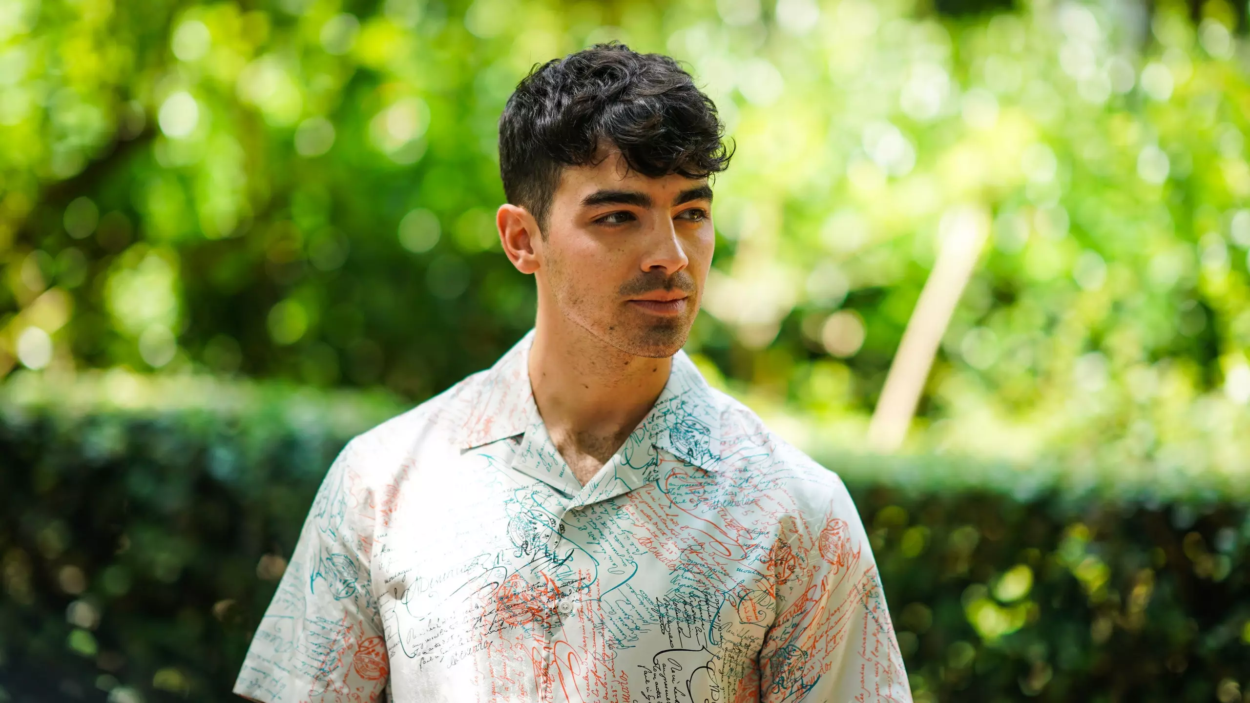 A dieta e o adestramento do peso medio de Joe Jonas dos Jonas Brothers inclúen un cóctel e un ximnasio portátil no coche