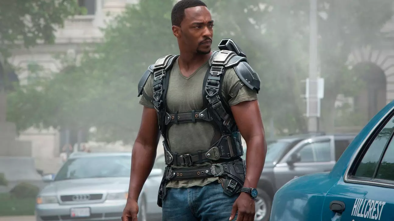 cvičenie paží anthony mackie sokol tréning biceps triceps