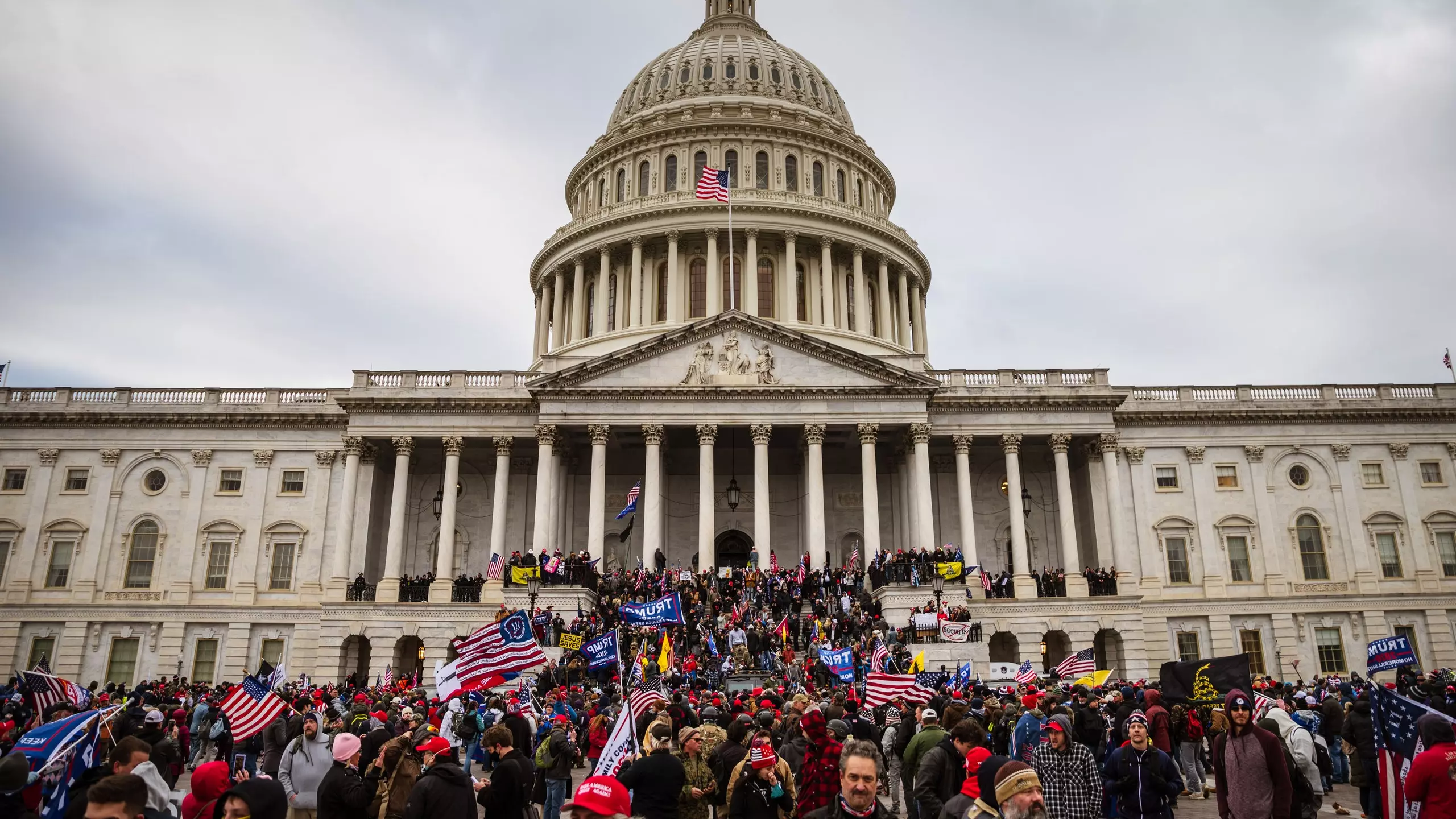 Fanafihana tao amin'ny Capitol Etazonia Ahoana no nanampian'ny olona an'arivony hamantatra ireo mpikomy noho ny...