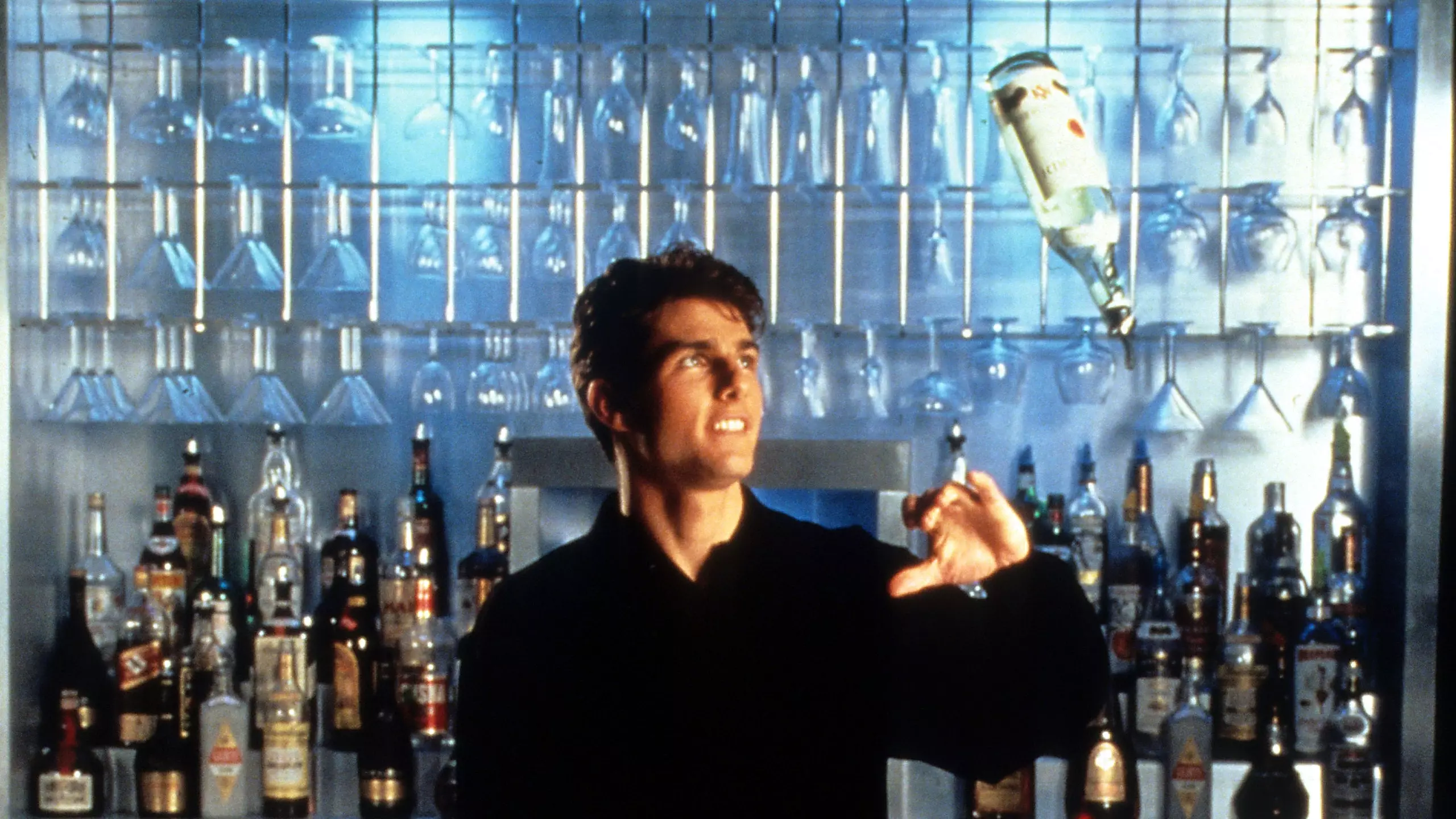 Tom Cruise némbongkeun trik na salaku palayan bar dina pamandangan ti pilem 'Cocktail' 1988.