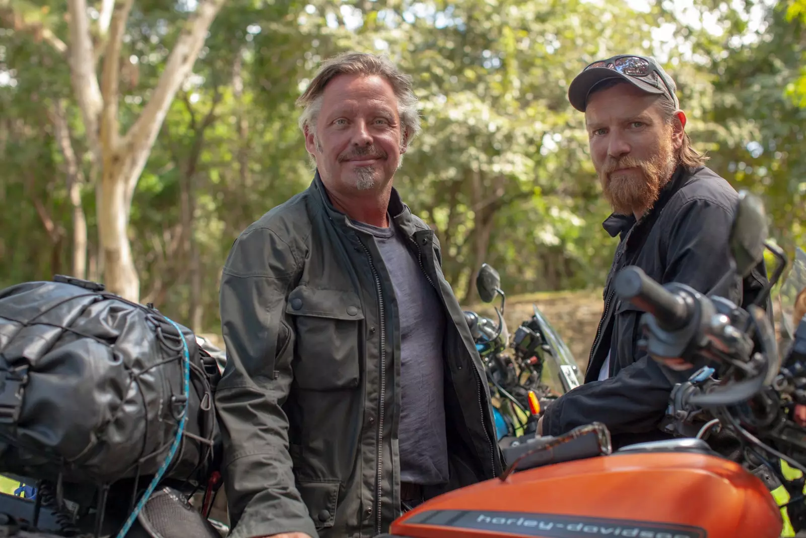 Svět na motorce směrem na sever. Ewan McGregor a Charley Boorman cestují po Latinské Americe na elektrické motorce na Apple TV