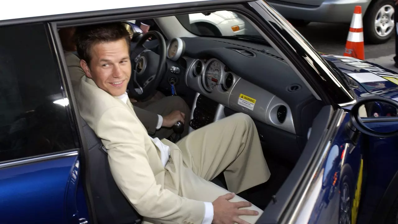 Mark Wahlberg'in arabaları: dünyanın en pahalı Rolls Royce'undan bir Toyota minibüsüne