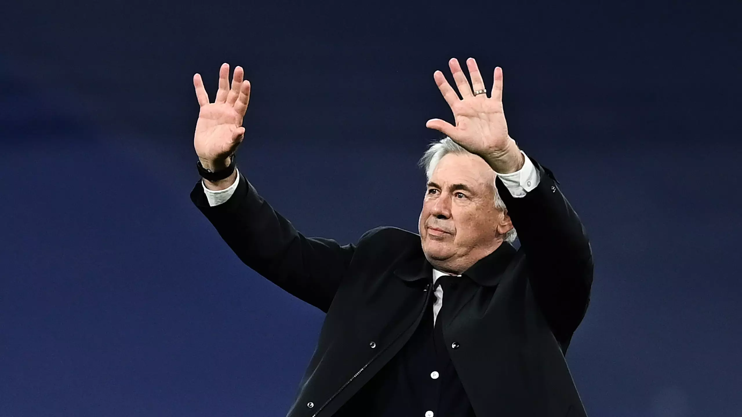 MADRIDAS ISPANIJA GEGUŽĖS 4 D. Madrido „Real“ vyriausiasis treneris Carlo Ancelotti švenčia savo komandos pergalę ir patekimą į...