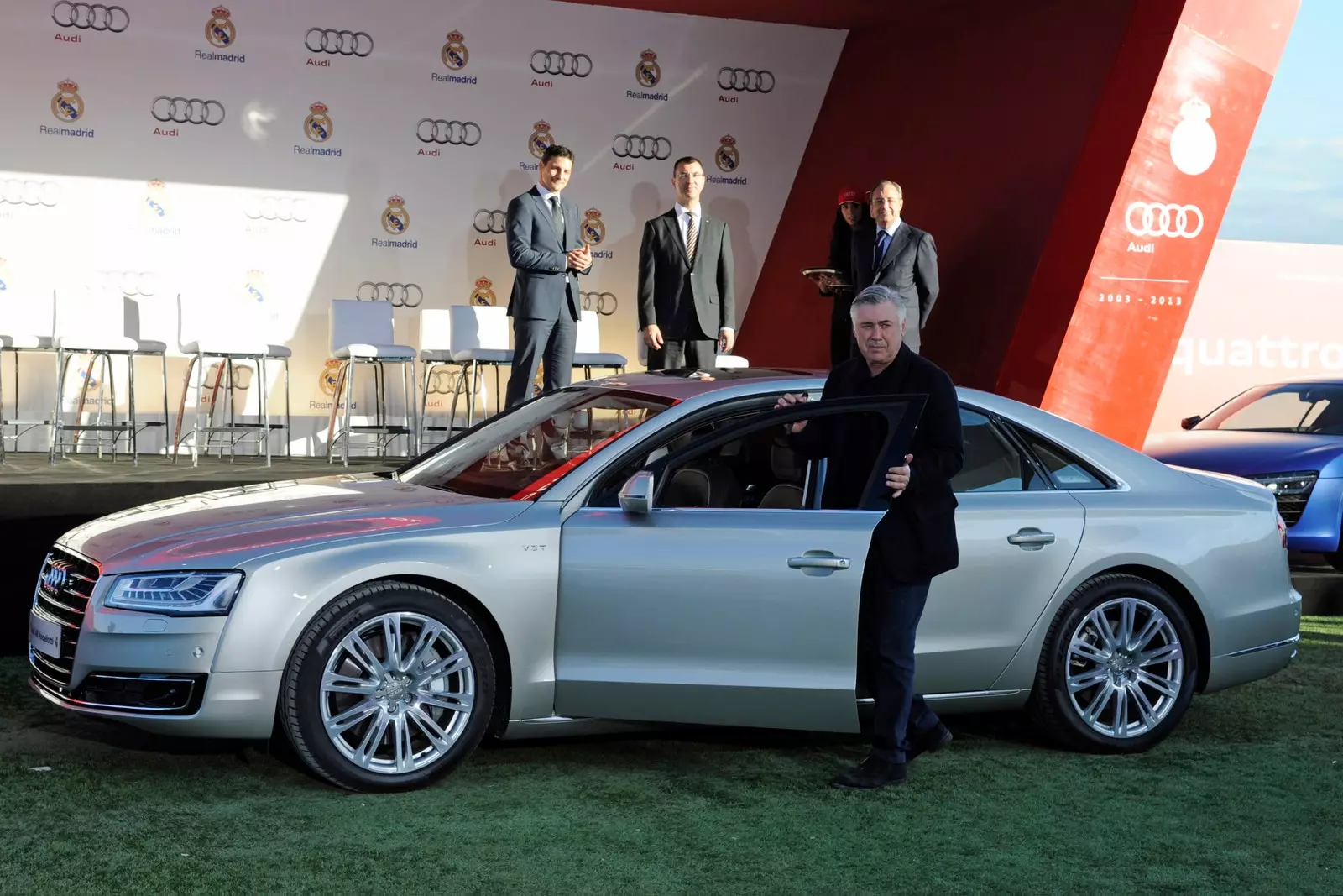 MADRID MADRID 28 NOVEMBER Real Madrid sokkerbestuurder Carlo Ancelotti ontvang die sleutels van die nuwe Audi-motors tydens...