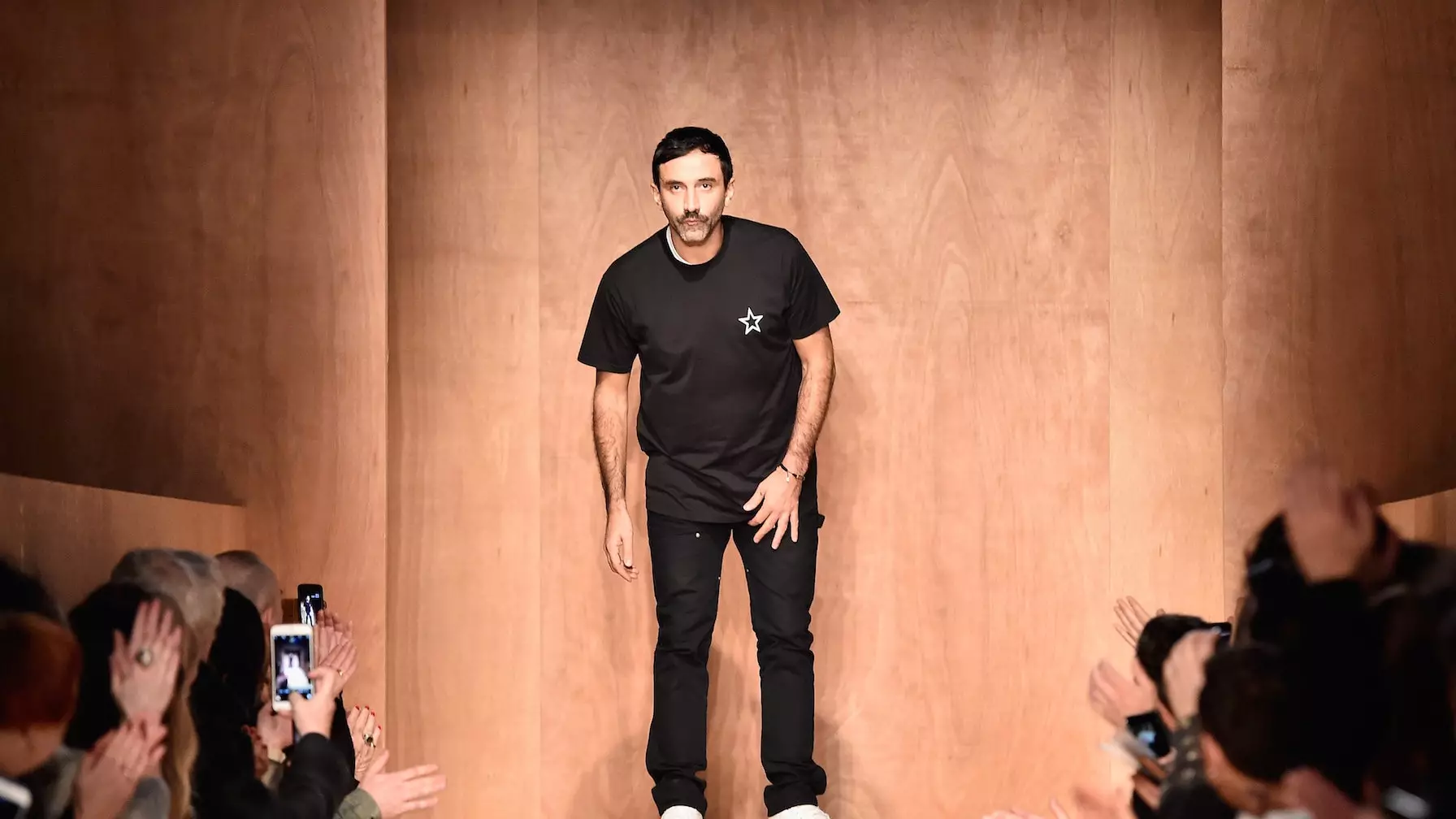 Riccardo Tisci chào khi kết thúc cuộc diễu hành.