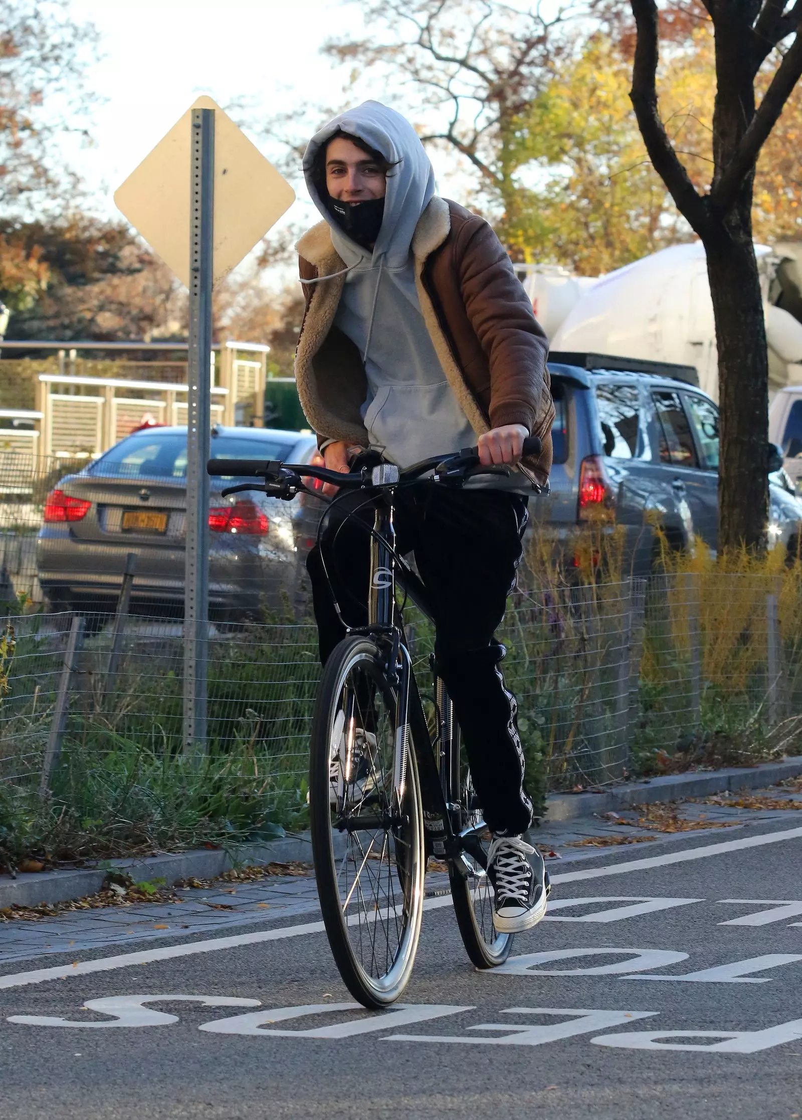 Hur man klär sig som Timothe Chalamet med kläderna du redan har i din garderob