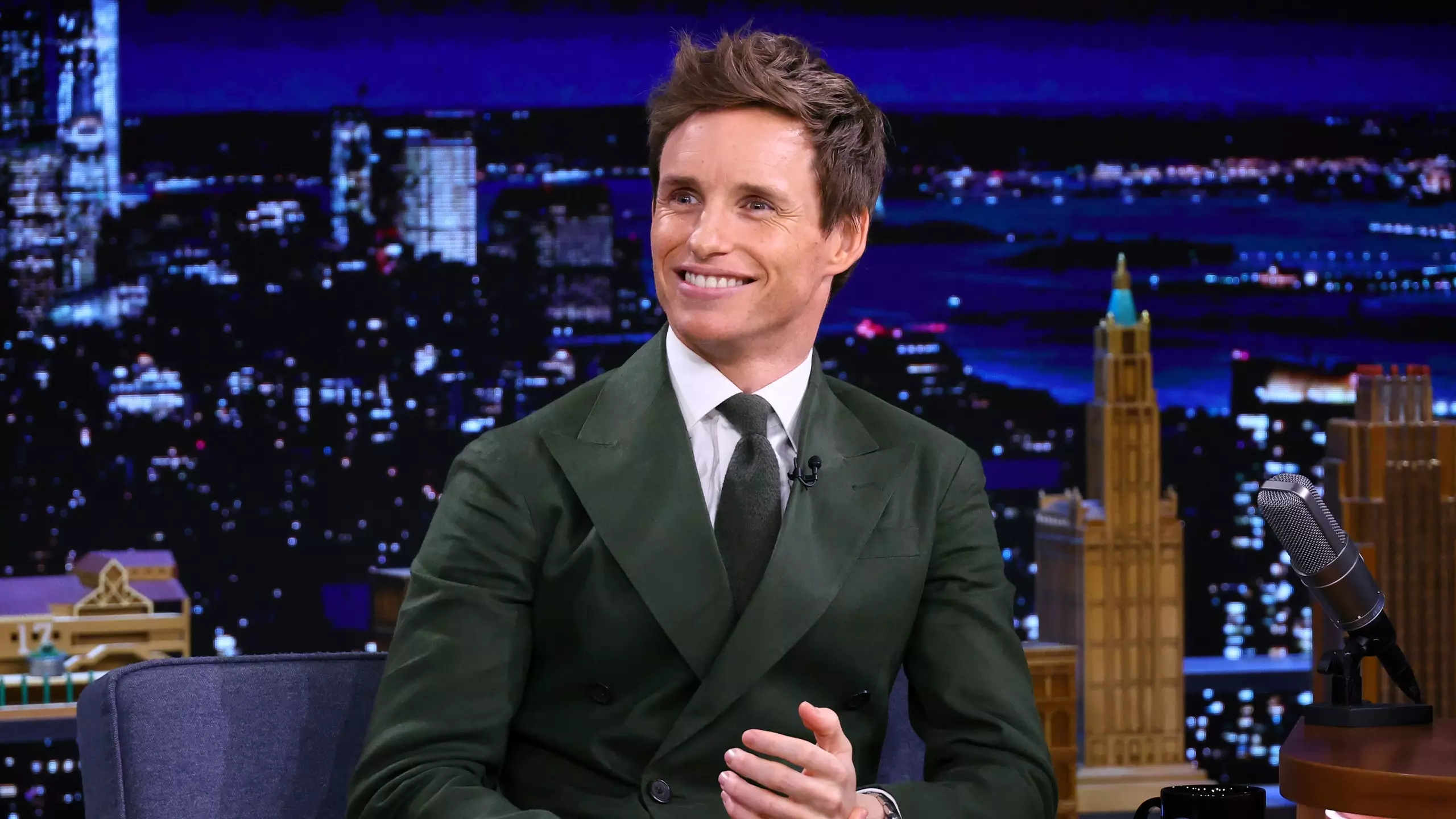 Ihe ngosi TONIGHT STARRING JIMMY FALLON Episode 1631 Onye na-ese ihe nkiri Eddie Redmayne n'oge a gbara ajụjụ ọnụ na Wednesde.